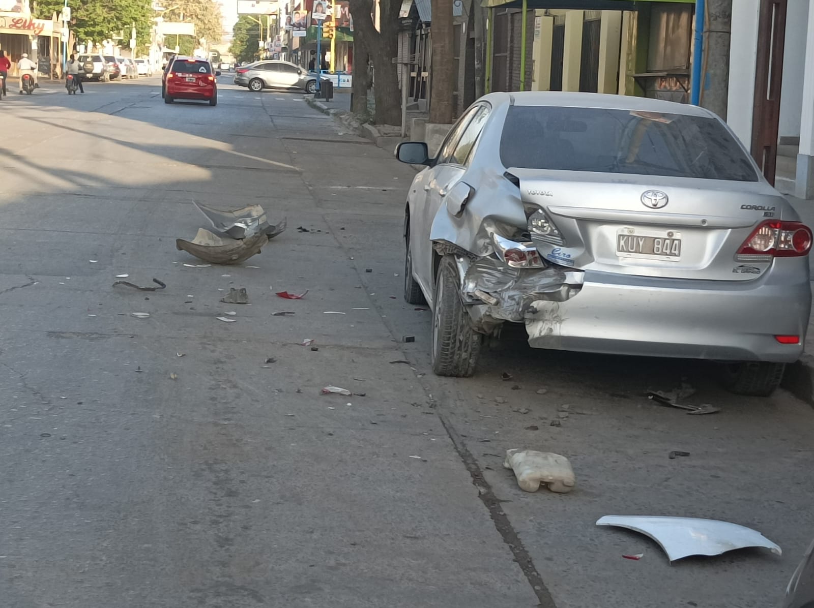 AUTO CHOCADO Y APARENTE FUGA EN PLENO CENTRO, PLAZA SAN MARTÍN - Radio ...